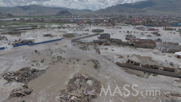 Баян Өлгийд үер бууж 275 айл өрх усанд автжээ