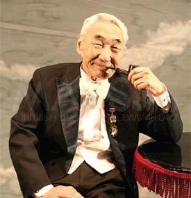 Д.Лувсаншарав: Би хөшиг нээж, хаадаг л хүн байж билээ