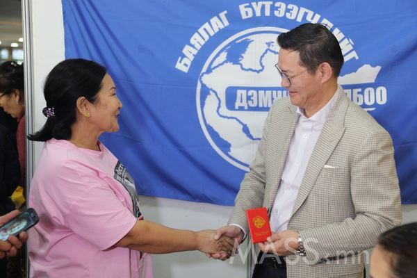 ФОТО Баялаг бүтээгчдийг дэмжих холбооны шинэ гишүүд үнэмлэхээ гардаж авлаа
