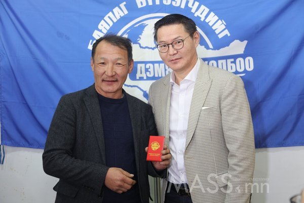 ФОТО Баялаг бүтээгчдийг дэмжих холбооны шинэ гишүүд үнэмлэхээ гардаж авлаа