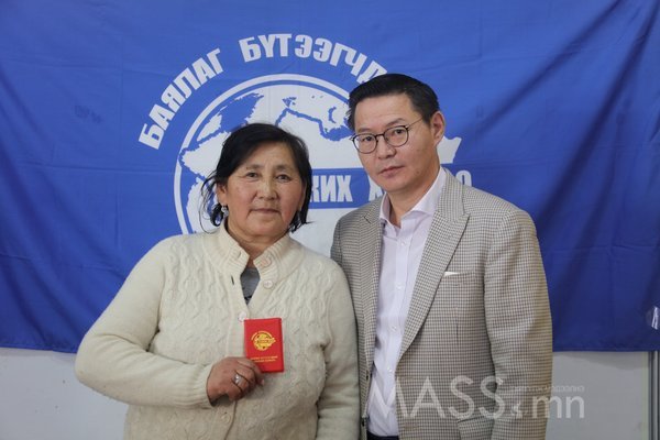ФОТО Баялаг бүтээгчдийг дэмжих холбооны шинэ гишүүд үнэмлэхээ гардаж авлаа