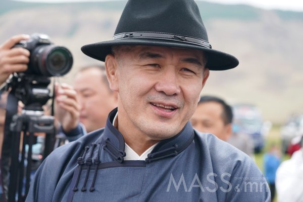 УИХ ын гишүүн Ц Цэрэнпунцаг өөрийн байрандаа төвд лам залж 30 орчим
