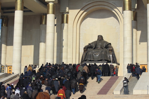 Жанжин Д Сүхбаатарын хөшөөнд цэцэг өргөлөө