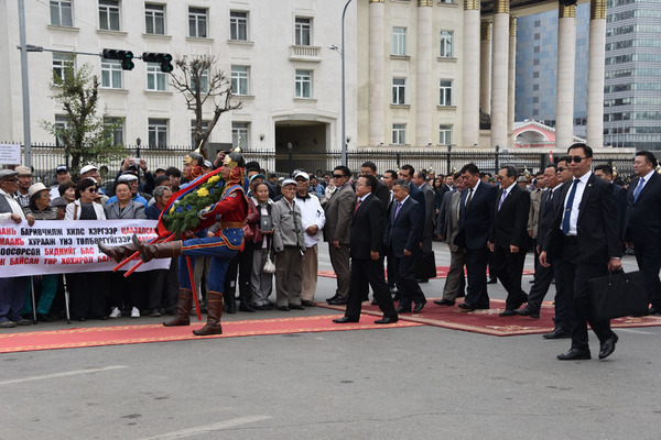 “Хэлмэгдэгсдийн хөшөө” нд цэцэг өргөж хүндэтгэл үзүүллээ
