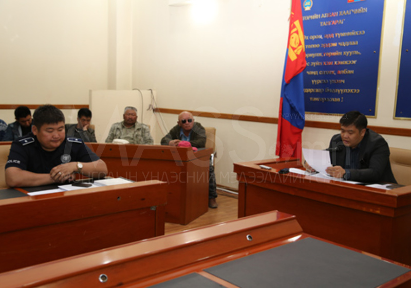 Засаг даргын орлогч шийдвэрээ өөрчлөхгүй гэдгээ хэлэв