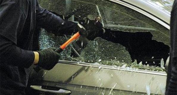 Машины цонх хагалж эд зүйлийг нь хулгайлж байгаад баригджээ