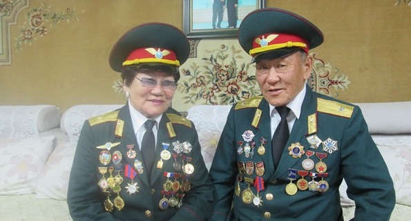 Мөнх тэнгэрт дүүлсэн Монголын анхны нисгэгч гэр бүл