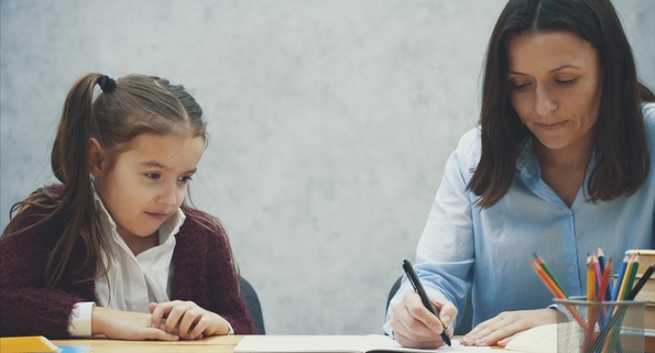 ХҮҮХДИЙНХЭЭ ГЭРИЙН ДААЛГАВАР ЯАЖ ХИЙЛГЭХ АРГАА ОЛОХГҮЙ БАЙНА УУ