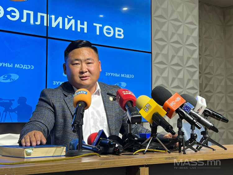 А Отгонбаатар Үндсэн хуульд нэмэлт өөрчлөлт хийтэл төв талбайд суулт