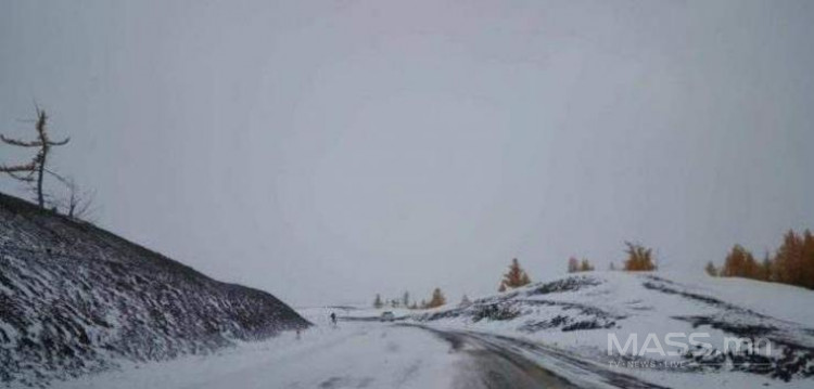 Автомашинаа шаварт суулгаж тусламж дуудахаар явсан 60 настай эмэгтэй