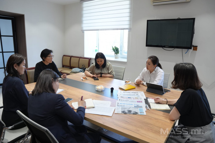 Хөдөлмөр нийгмийн хамгааллын сайд Х Булгантуяа 1111 төвд ажиллалаа