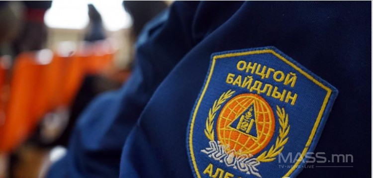 Согтуурсан үедээ хадан хясаанаас үсрэх гэж байсан иргэнийг эсэн мэнд