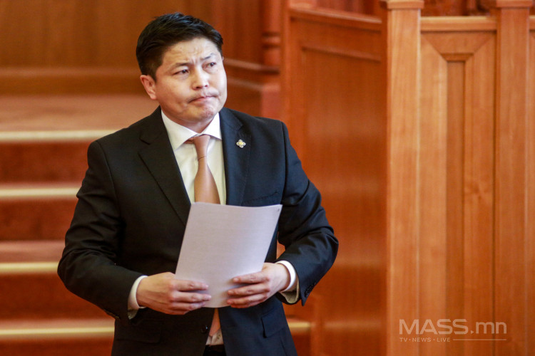 Х Нямбаатарын ням гарагийн гэнэтийн шийдвэрүүд иргэдийг туршилтын туулай болгож байна