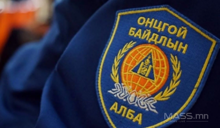 Автомашины хөдөлгүүрт дарагдсан 50 настай иргэнийг эсэн мэнд гаргажээ