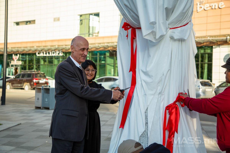 “МонголианАрт” олон улсын уран баримлын симпозиум амжилттай өндөрлөж үзэсгэлэнгээ нээлээ