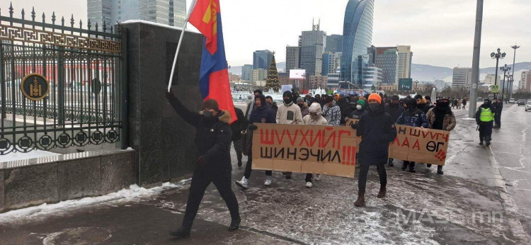 Иргэд УДШ ийн гадна жагсаж авлигад идэгдсэн шүүгч нарыг ажлаа өгөхийг шаардлаа