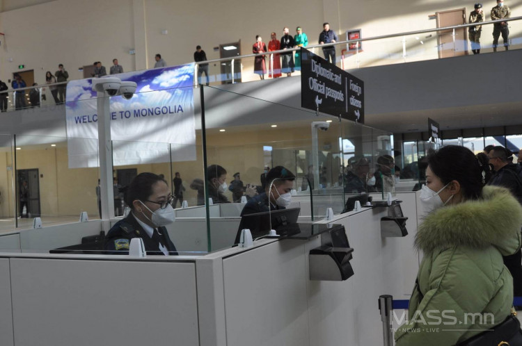 Замын Үүд Эрээн боомт нээгдсэнээс хойш хилээр 370 иргэн гарч 143 иргэн орж иржээ