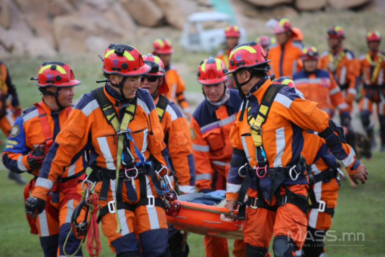 Онцгой байдлын алба хаагчид 1095 хүний амь насыг авран хамгаалжээ