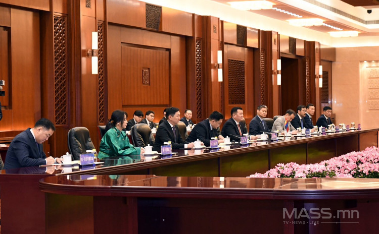 УИХ ын дэд дарга Л Мөнхбаатар Бүх Хятадын Ардын Төлөөлөгчдийн Их Хурлын БХ ны дарга Жао Лөжи тэй