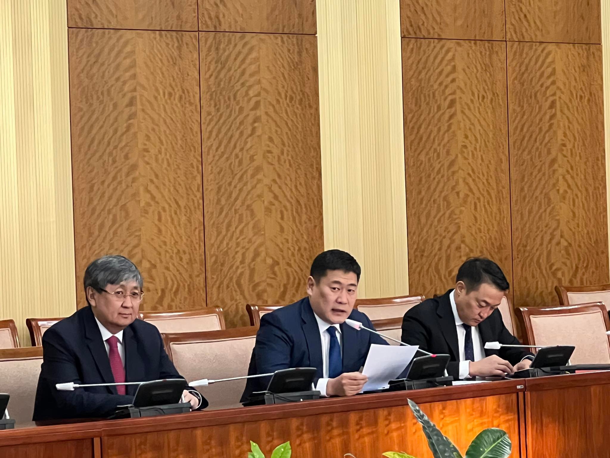 Ерөнхий сайд Л Оюун Эрдэнэ Засгийн газрыг огцруулах эсэх асуудлаар мэдээлэл хийж байна