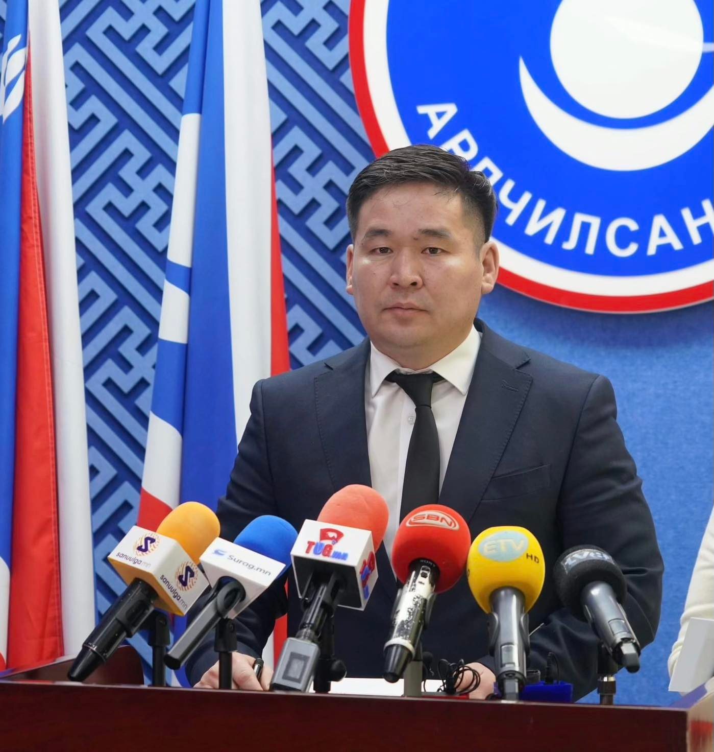 И Мөнхжаргал Улс төрд нөлөө бүхий этгээдийн авлигын хэргийг нийтэд зарла