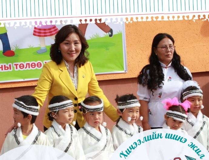 УИХ ын гишүүн НББХ ны дарга М Оюунчимэг хичээлийн шинэ жилийн
