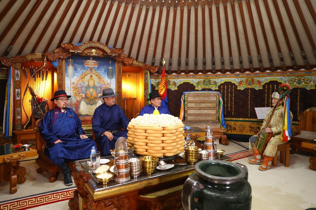Ерөнхийлөгч У Хүрэлсүх Есөн хөлт цагаан туганд хүндэтгэл үзүүлж Төрийн