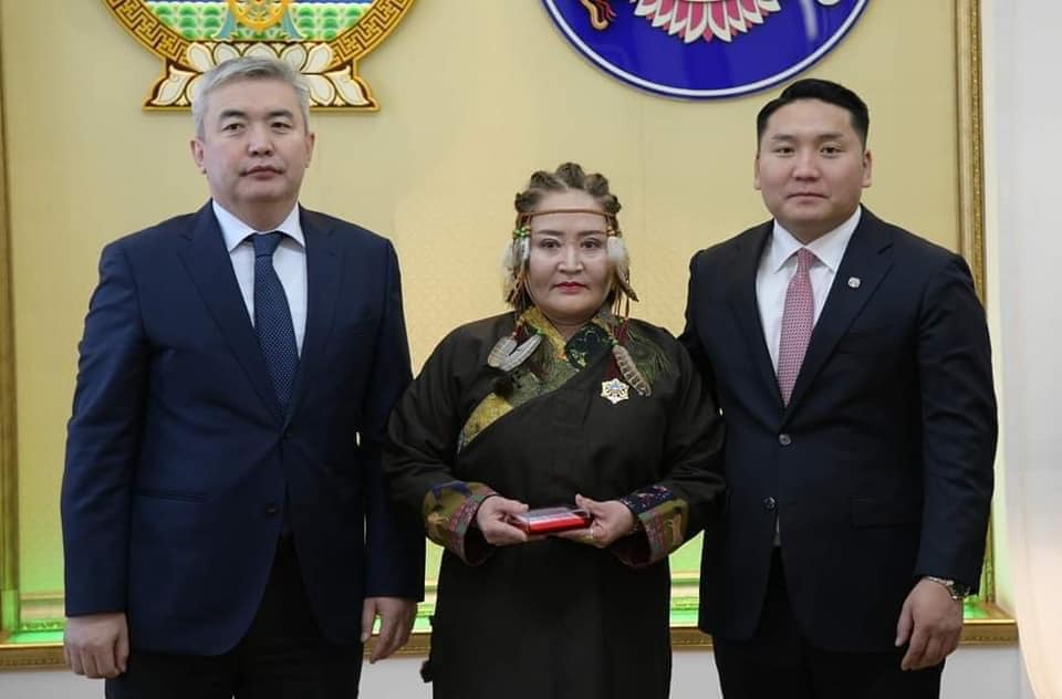 Жангүм Төрийн дээд шагнал Алтан гадас одонгоор энгэрээ мялаалаа