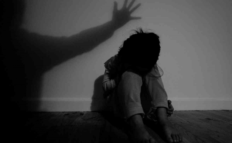Хойд эцэгтээ зодуулж толгой гар нуруу нь хугарсан гурван настай хүү