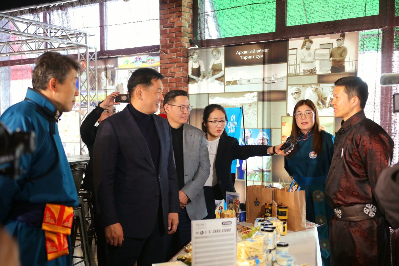 Монгол Улсын Ерөнхийлөгч Ухнаагийн Хүрэлсүх бяслаг үйлдвэрлэгчидтэй уулзаж санал хүсэлтийг сонслоо