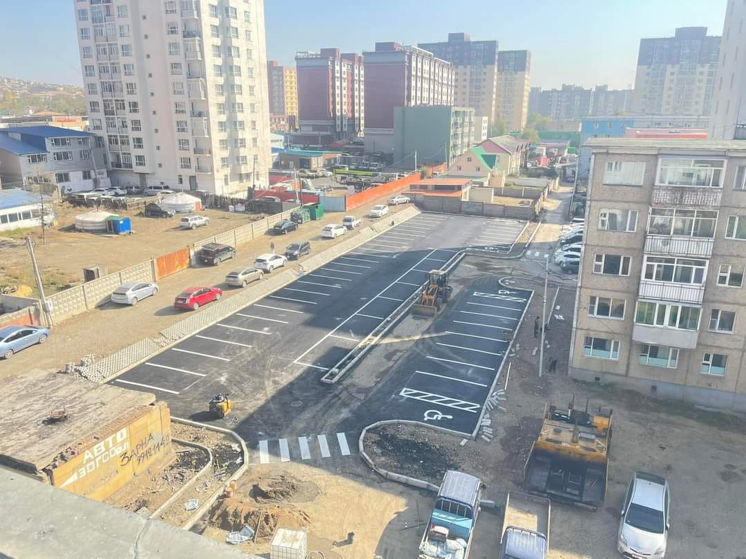 Гарааш буулгаж чөлөөлсөн газартаа авто машины зогсоол барьж байна