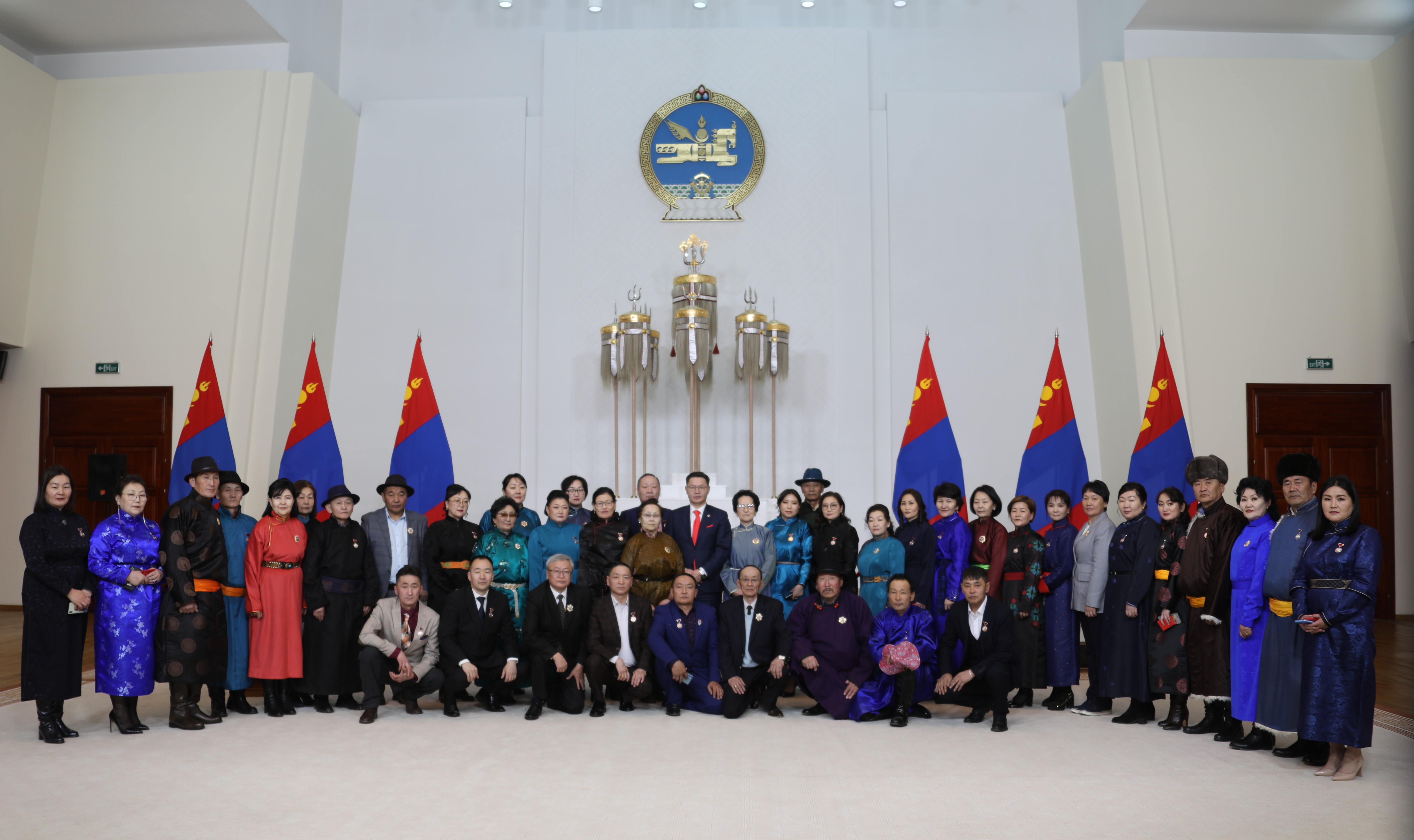 Баялаг бүтээгчдэд төрийн дээд шагнал одон медаль гардууллаа