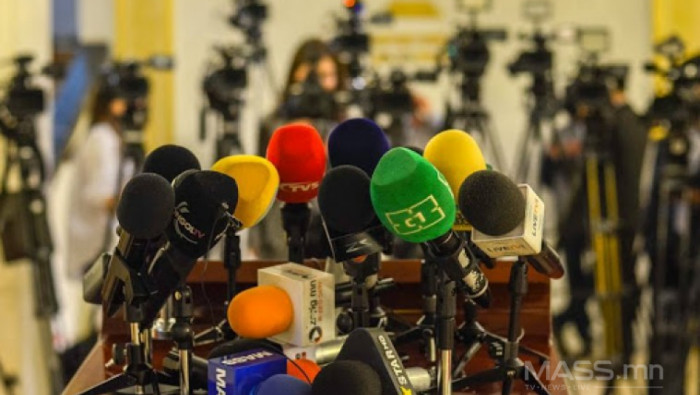 С зөвшөөрөлтэй холбоотой асуудлаар Зам тээврийн яамны үүдэнд жагсана