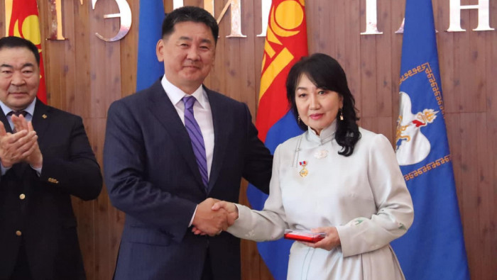 Өрхийн үйлдвэрлэлээс нутгийн брэнд үүсгэсэн Хан Хэнтийн баялаг бүтээгчийг төр үнэллээ