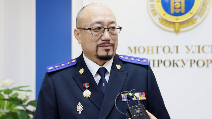 Эрэл ийн Б Эрдэнэбатын өмгөөлөгч Н Цэцэгмаа нийслэлийн прокуроруудад авлига зуучилсан уу