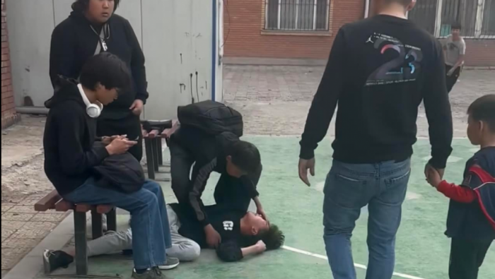 Хүүхдээ өмөөрч өсвөр насны хүүг зодсон эрэгтэйг шалгаж байна