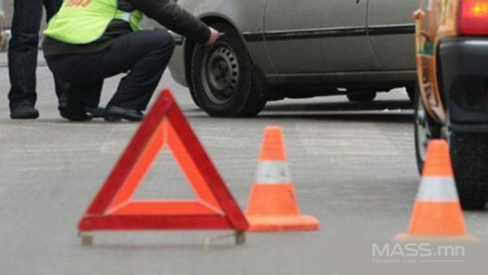 Зам тээврийн осол гарч машины төмөр хийцэд хавчуулагдсан 7 иргэнийг
