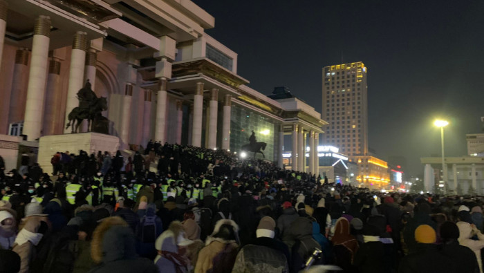 Сэрэмжлүүлэг Төрийн ордны хамгаалалтын албаны 4 хүний толгойг хагалжээ