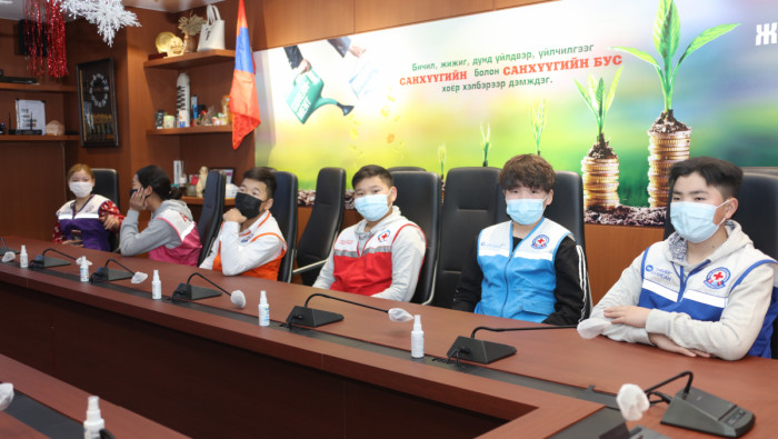БАГА НАСНЫ ХҮҮХДҮҮД ҮНДЭСНИЙ ҮЙЛДВЭРЛЭЛ ЭРХЭЛЖ ОЛСОН МӨНГӨӨРӨӨ САЙН