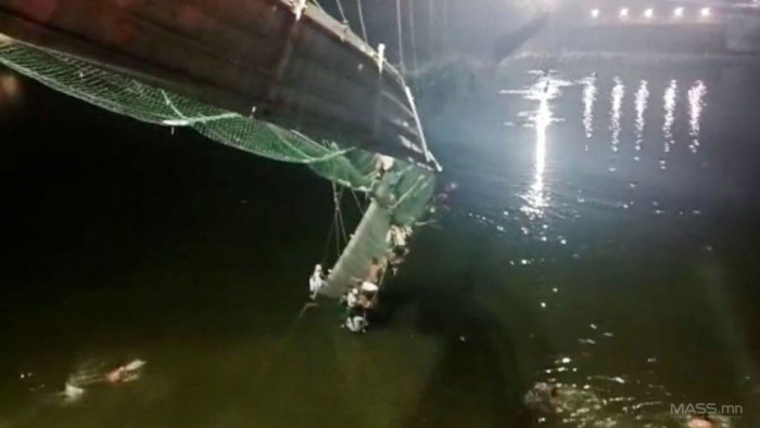 Энэтхэгт 100 гаруй жилийн настай гүүр нурж 81 хүн амиа алджээ