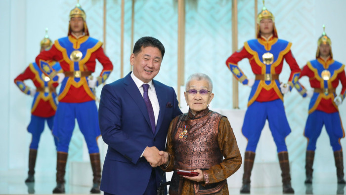 “Өнөр бүл” хүүхдийн төвийн хамт олонд төрийн дээд цол одон медаль