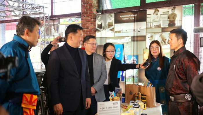 Монгол Улсын Ерөнхийлөгч Ухнаагийн Хүрэлсүх бяслаг үйлдвэрлэгчидтэй