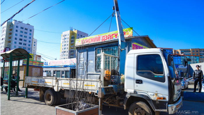 Зөвшөөрөлгүй байрлуулсан ТҮЦ үүдийг нүүлгэн шилжүүлж байна