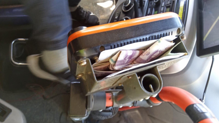 Зорчигчоос бэлэн мөнгө авч байсан жолоочийг ажлаас нь чөлөөлжээ