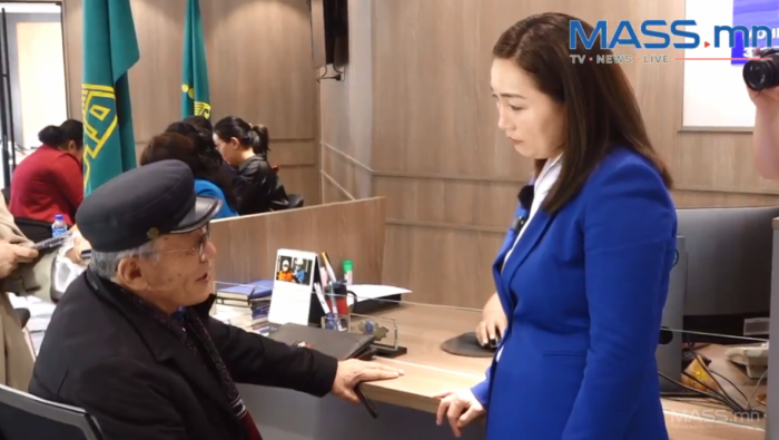 Хөдөлмөр нийгмийн хамгааллын сайд Х Булгантуяа 1111 төвд ажиллалаа