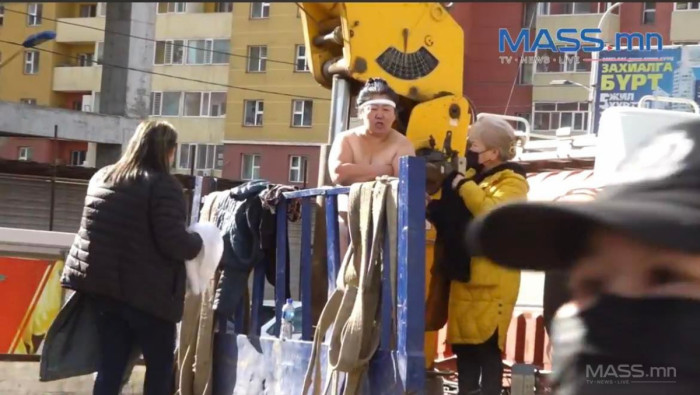 Автобусны буудал дээрх ТҮЦ нүүдийг нураах ажлыг иргэд эсэргүүцэж байна