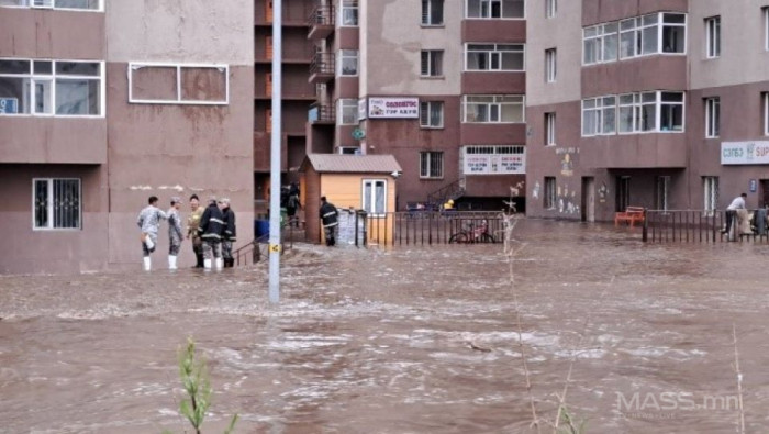 Сэлбэ голын эрэг дагуу 27 орон сууцны В1 давхар усанд автаад байна