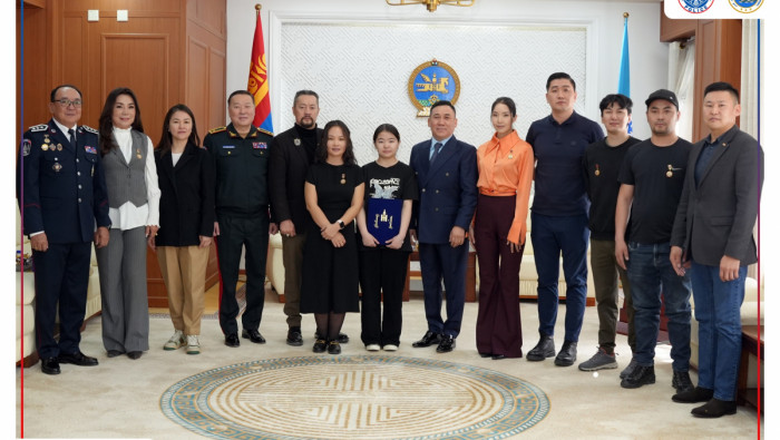 ЦЕГ аас “Хавтаст хэрэг” киноны уран бүтээлчдэд хүндэтгэл үзүүлж шагналаа